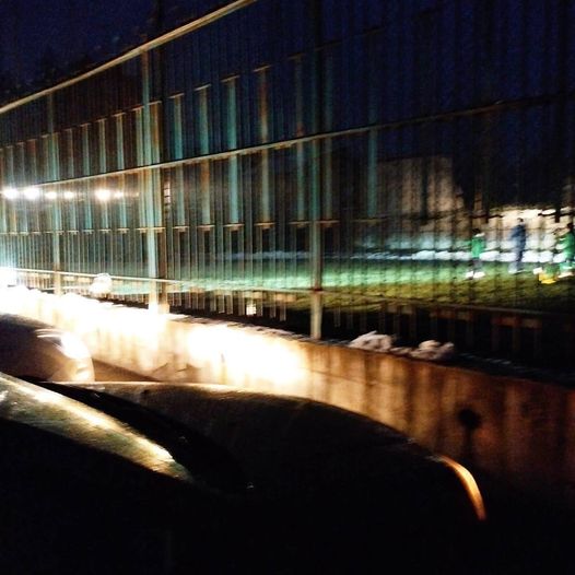 Володимир Остапчук показав як під час вимкнення електрики діти тренуються у світлі фар своїх