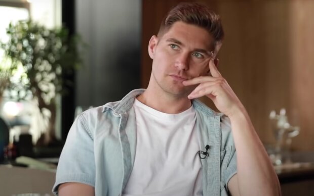 Володимир Остапчук показав як під час вимкнення електрики діти тренуються у світлі фар своїх